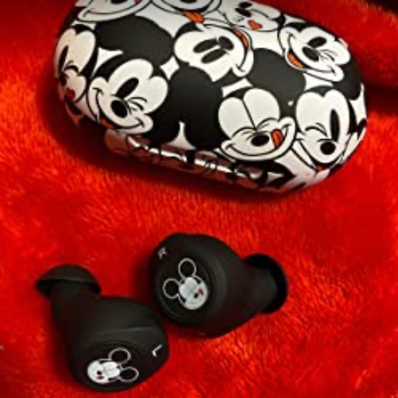 Headphones | Nwt Disney Minnie Mouse Bluetooth Earbuds With Charging ...